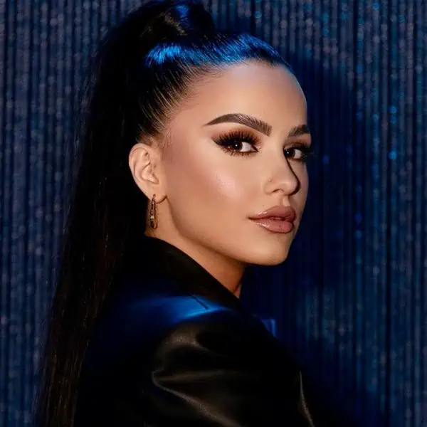 Ermenita Hoxha :: Biografia